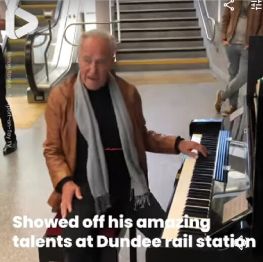 Stan Urban går viralt med pianospil på banegård – DMF-Aarhus